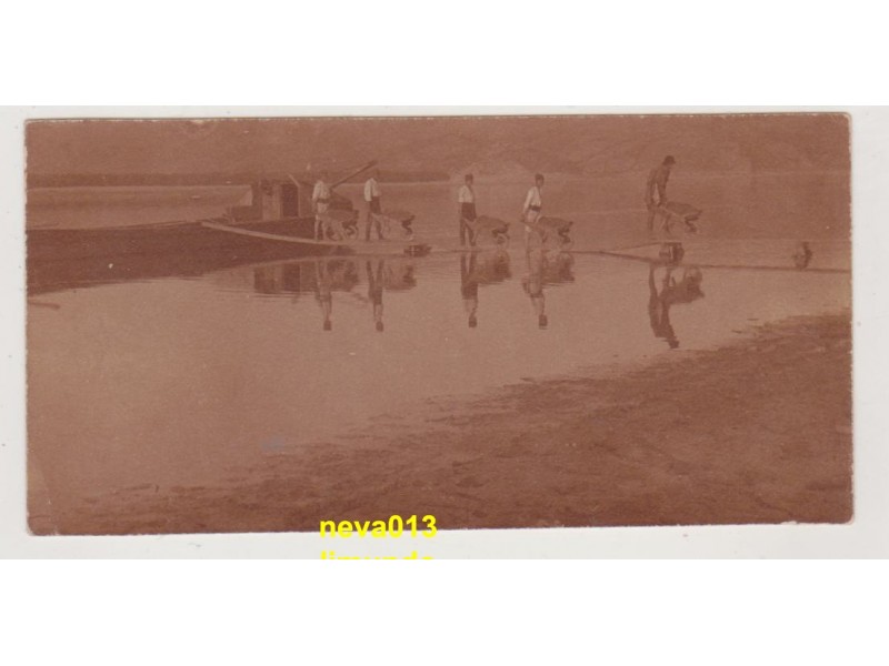 Stara FOTOGRAFIJA grupa radnika sa kolicima
