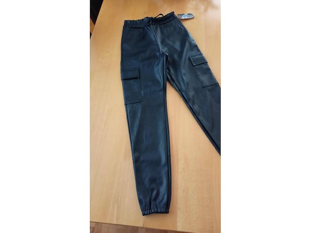 nove pantalone crne boje od eko kože...moderno