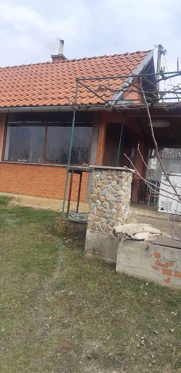 Na prodaju kuća 40 m2 i plac 45 ari