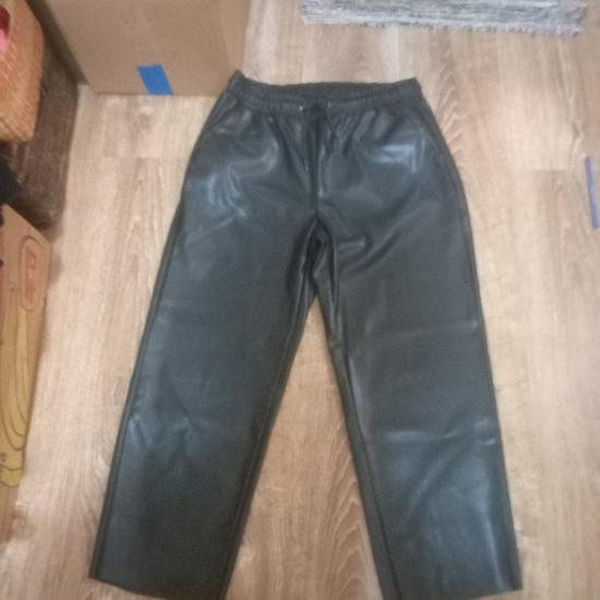 STRADIVARIUS SAVRSENE KOZNE PANTALONE VEL M