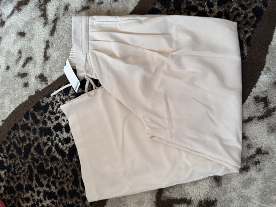 Bershka krem pantalone NOVO