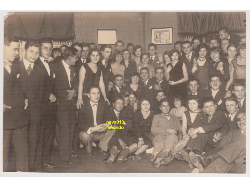 Stara FOTOGRAFIJA grupa studenata u svecanim odelima