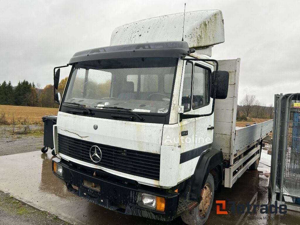 Prodaje se Mercedes-Benz 817 kamion s ravnom platformom na aukciji