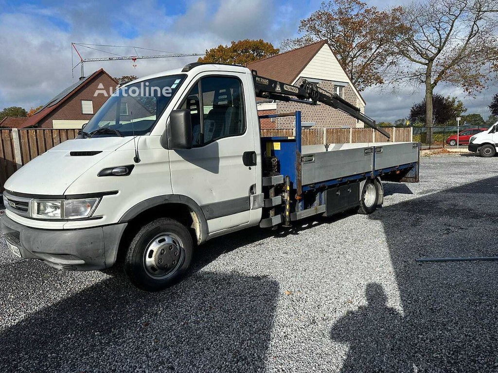 Prodaje se IVECO Daily Met open laadbak en een hydraulische laadkraan kamion s ravnom platformom na aukciji
