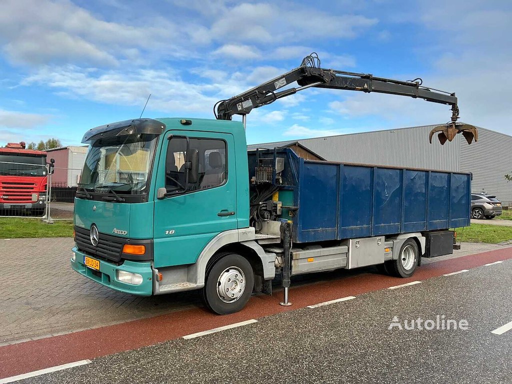 Prodaje se Mercedes-Benz 2004 Mercedes-Benz Vrachtwagen met HIAB XS laadkraan kamion s ravnom platformom na aukciji