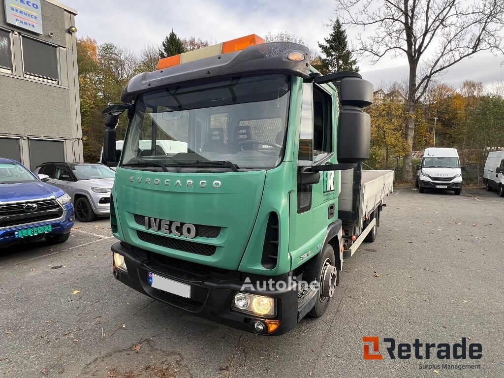 Prodaje se IVECO 75E18 kamion s ravnom platformom na aukciji