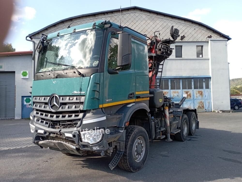 Mercedes-Benz Arocs 335 tegljač nakon udesa