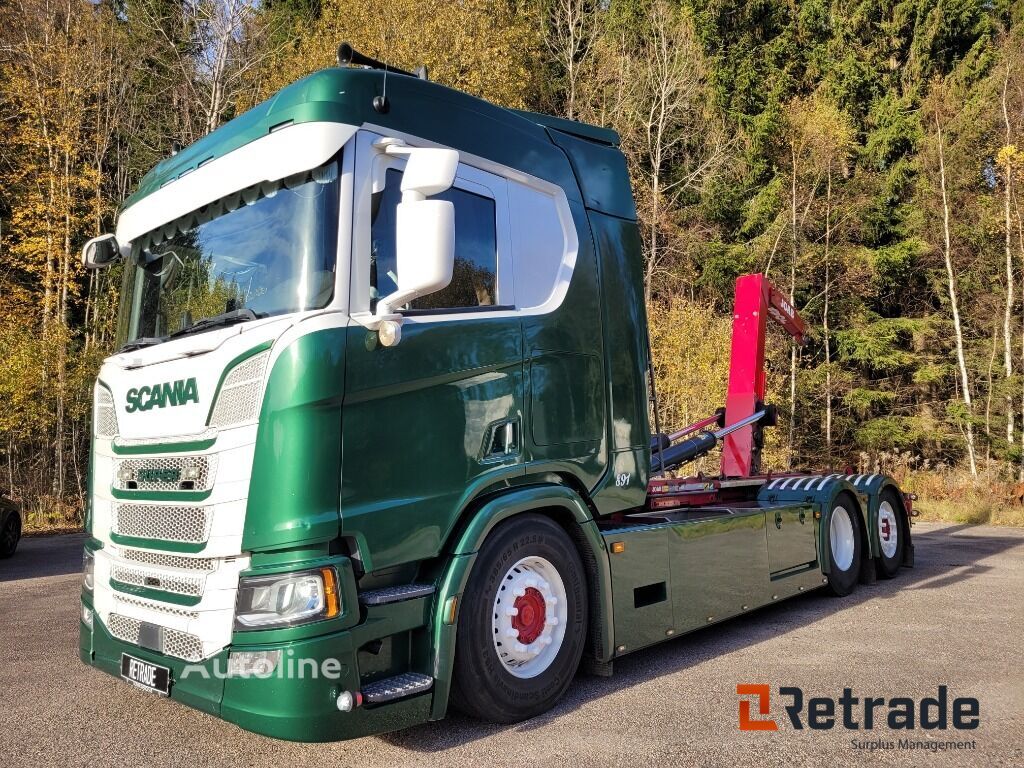 Prodaje se Scania R580LB6X2*4NB rol kiper sa kukom na aukciji