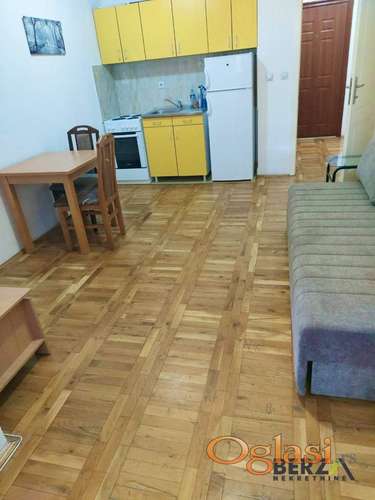 NAMEŠTENA GARSONJERA KOD SAJMA