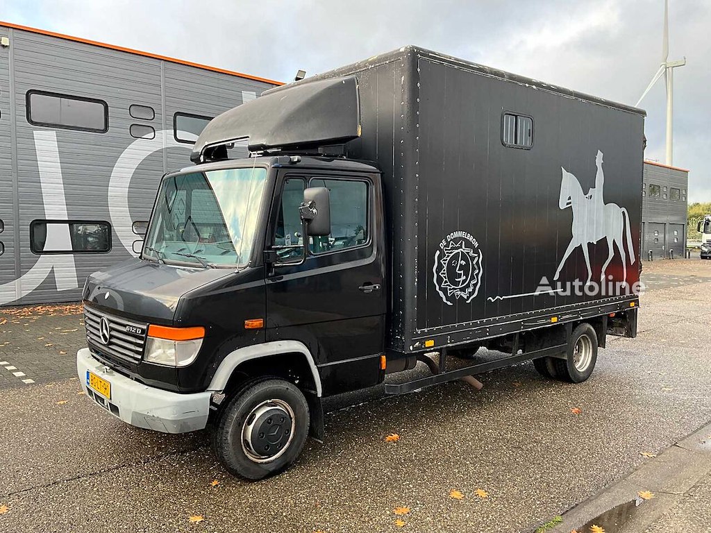 Prodaje se Mercedes-Benz 512D kamion za prevoz konja na aukciji