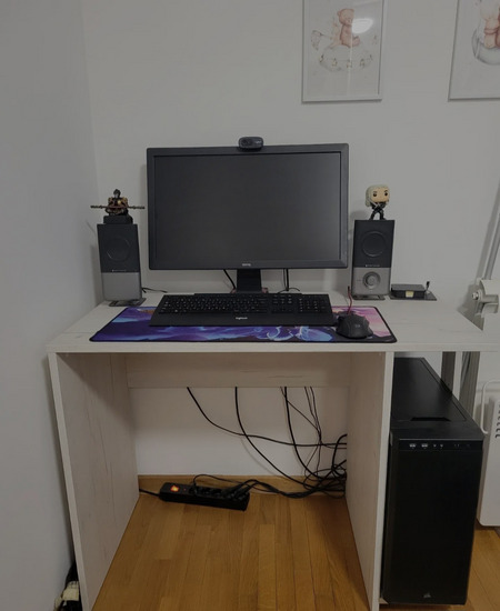Desktop racunar i monitor
