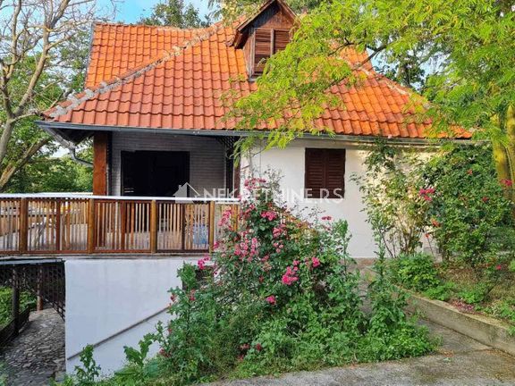 Vikend naselje Krčedin, ul.Kamena, 172m2, uknjižena, 88.000e