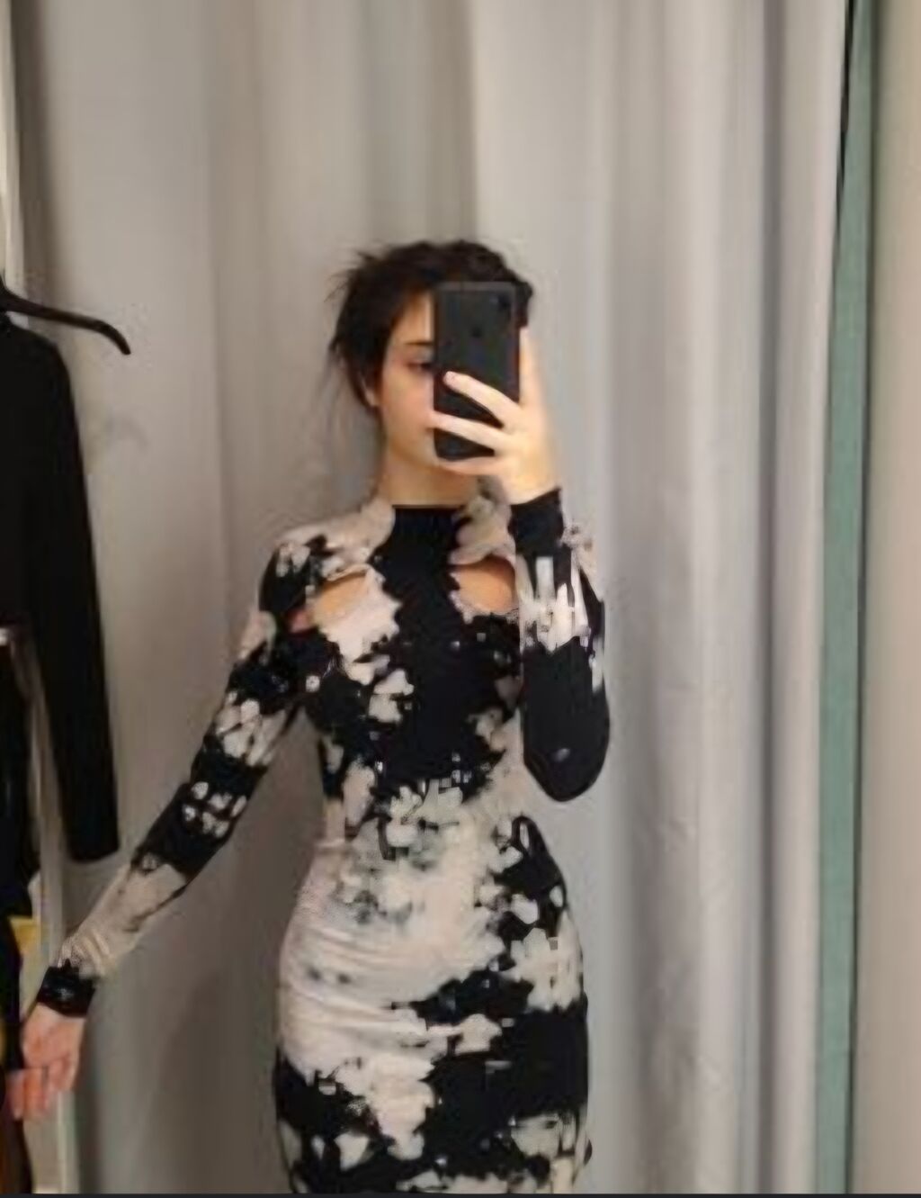 Ženska haljina sa dugim rukavima i efektnim tie-dye printom u crno‑bež