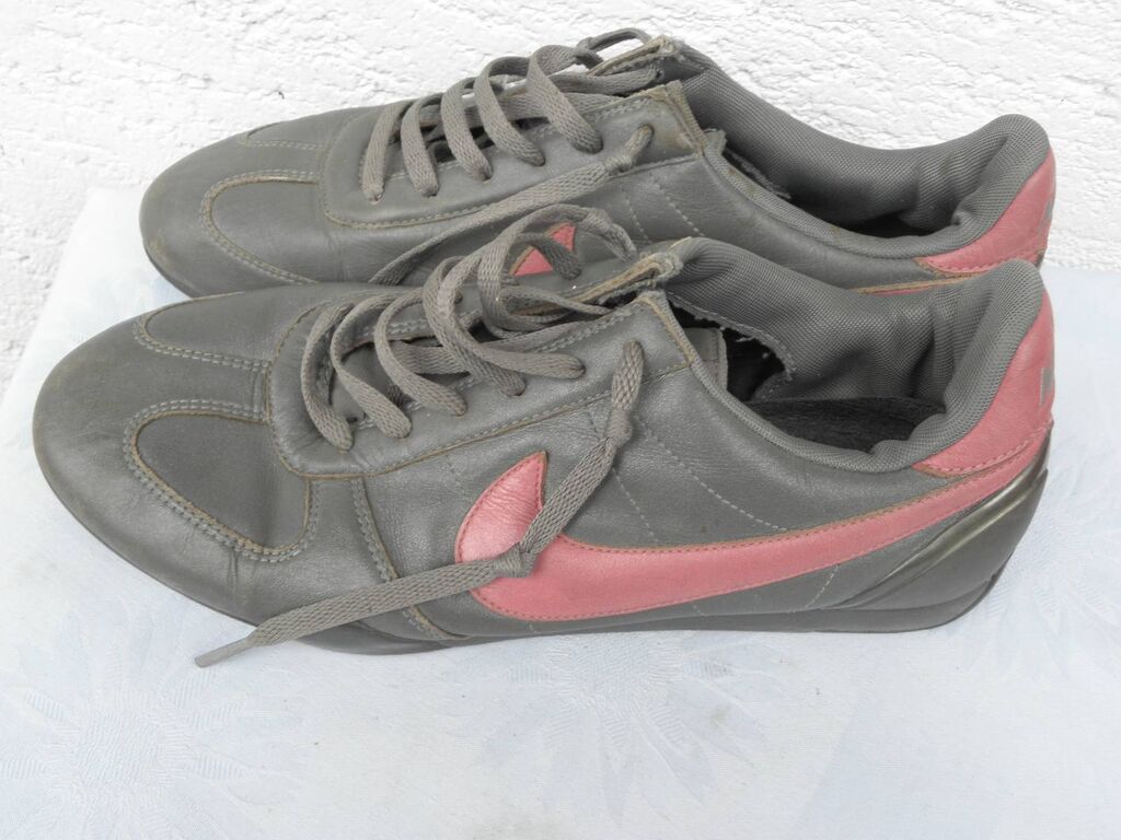 Nike kožne sive patike, br.39/40,Indonesia očuvane