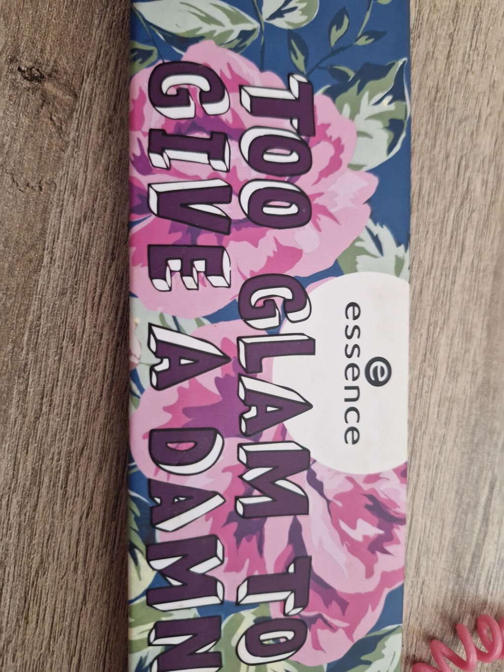 Essence “Too Glam To Give A Damn” paleta za šminkanje. - Kompaktna