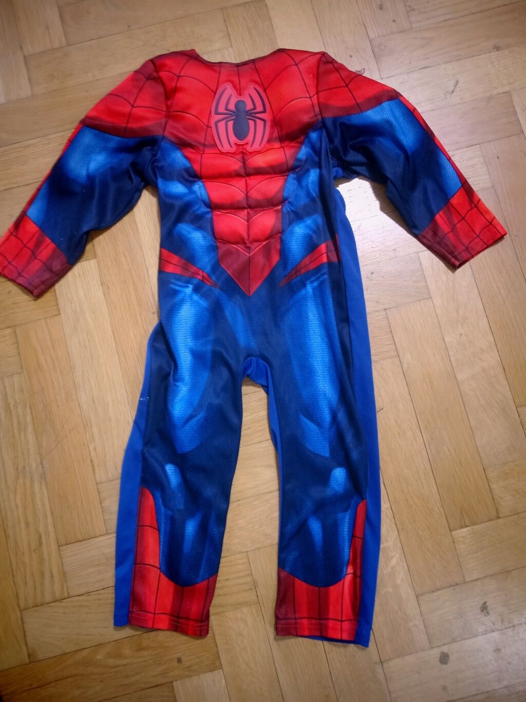 Deciji kostim Spidernan, kao nov, obucenjednom. Kupljen u Austriji. Za