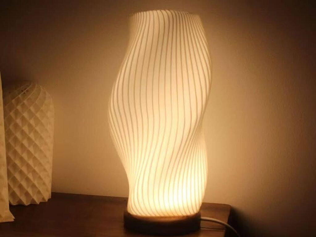 Dekorativne stojeće lampe sa modernim, spiralnim dizajnom senila. -