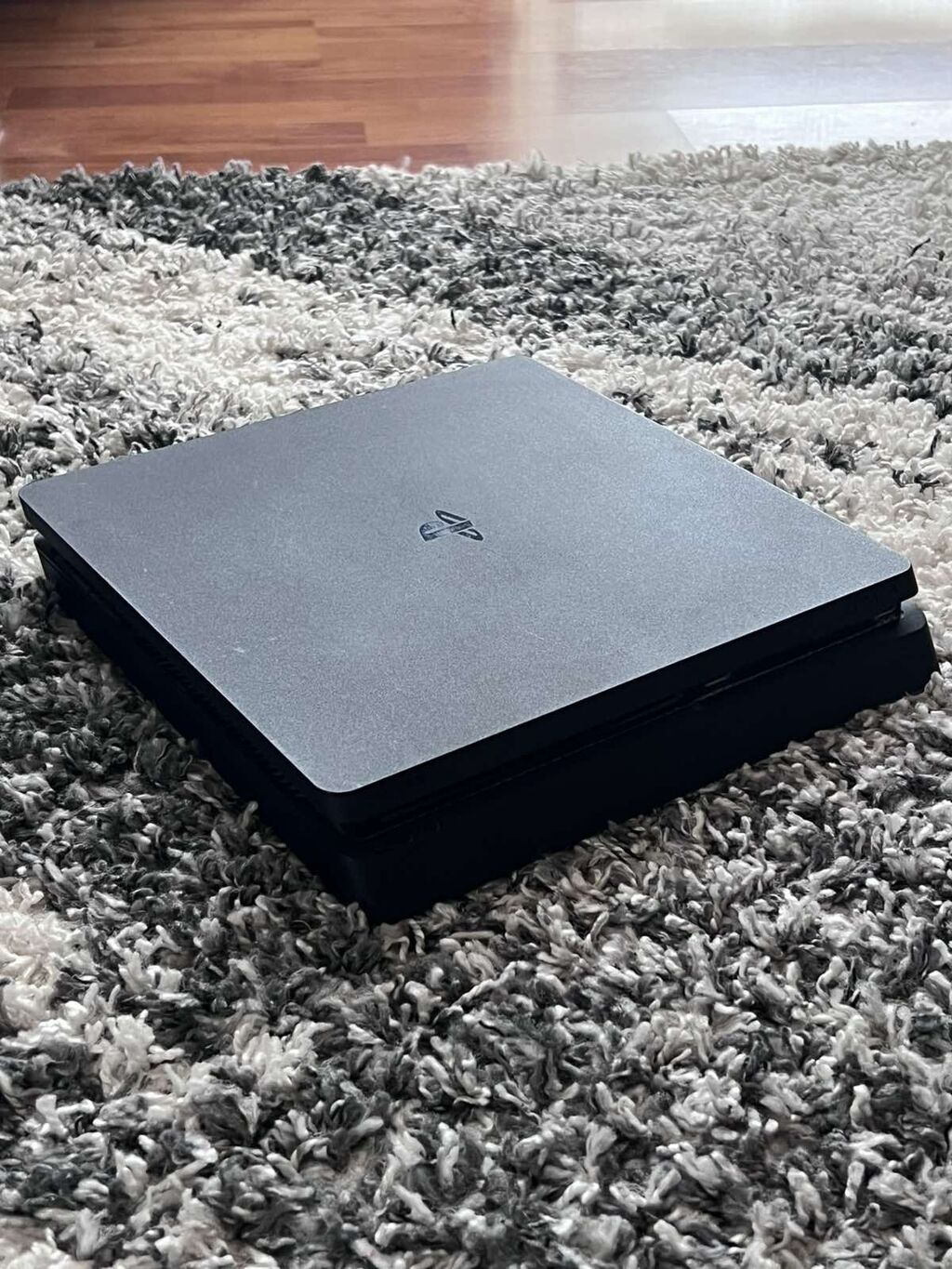Prodajem PlayStation 4 konzolu u super stanju, radi bez kočenja i