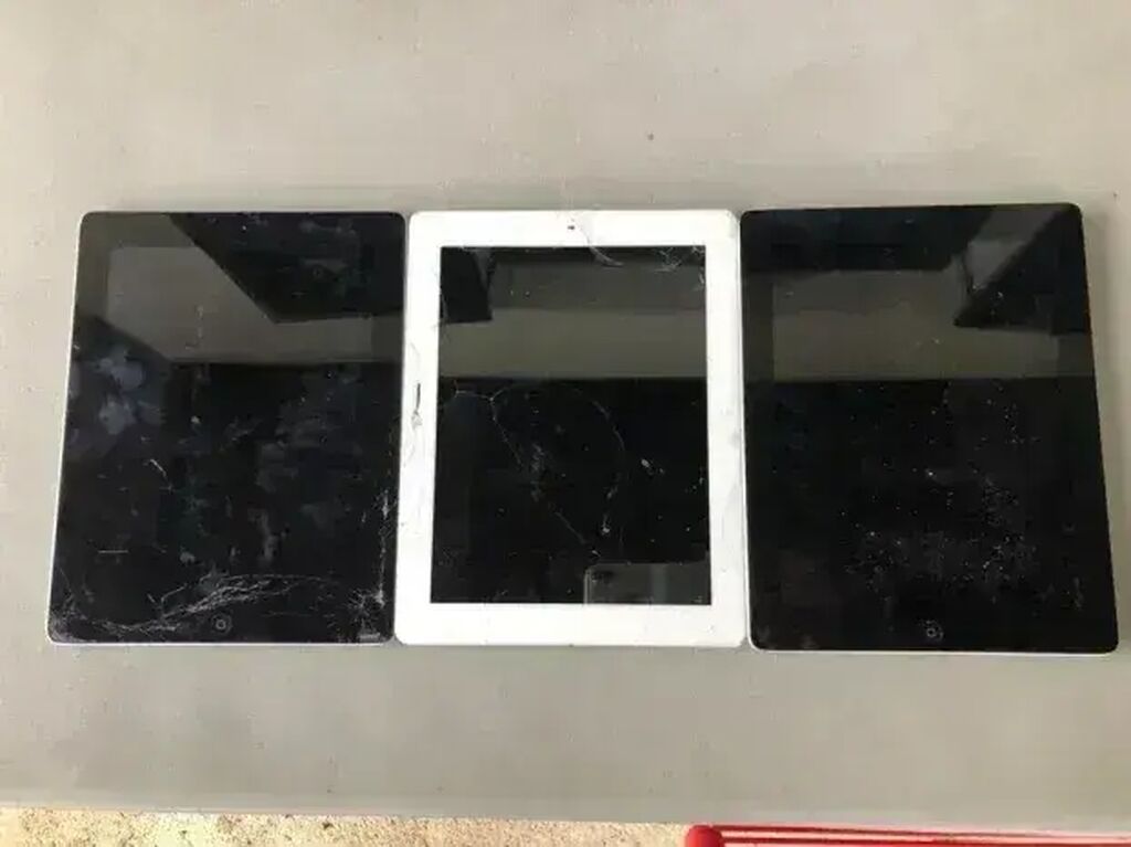 Apple iPad za delove; Cena za sva tri tableta je 10eura ili 1200din. ;