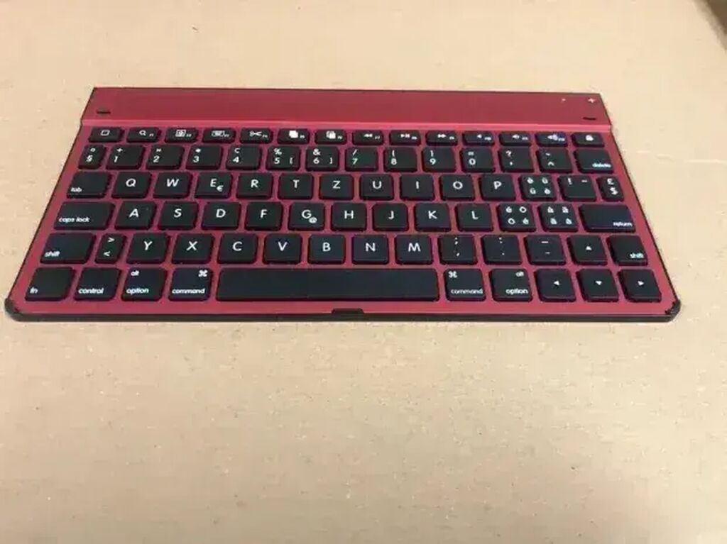 AKCIJA 0464 Bluetooth bezična tastatura Adonit; Ultra tanka; Kućište