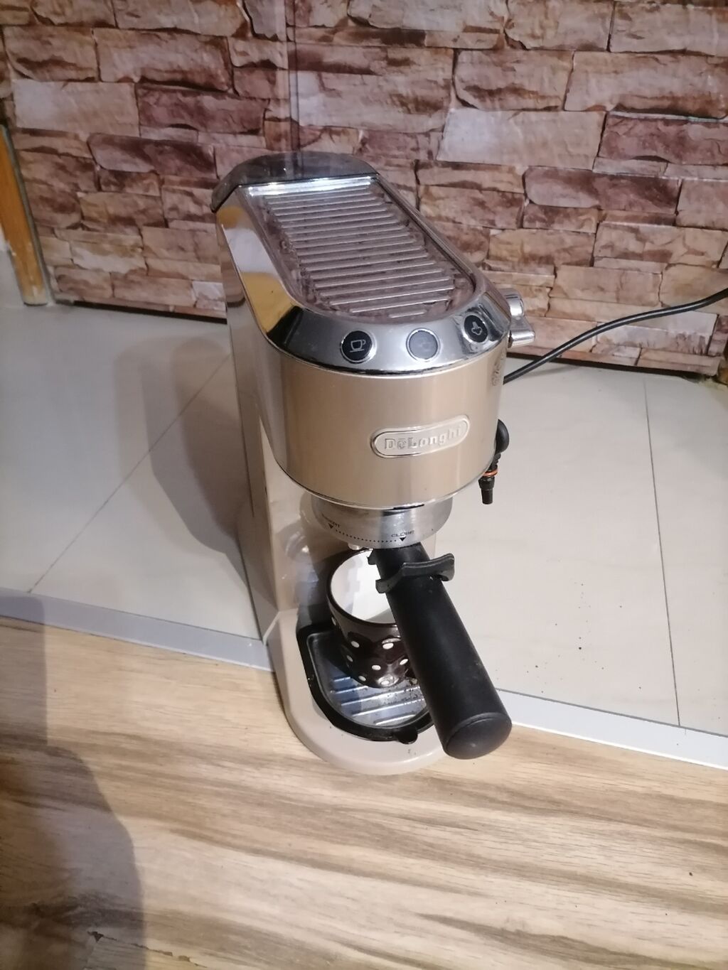 De’Longhi espresso aparat – ručni, kompaktan model sa portafilterom -