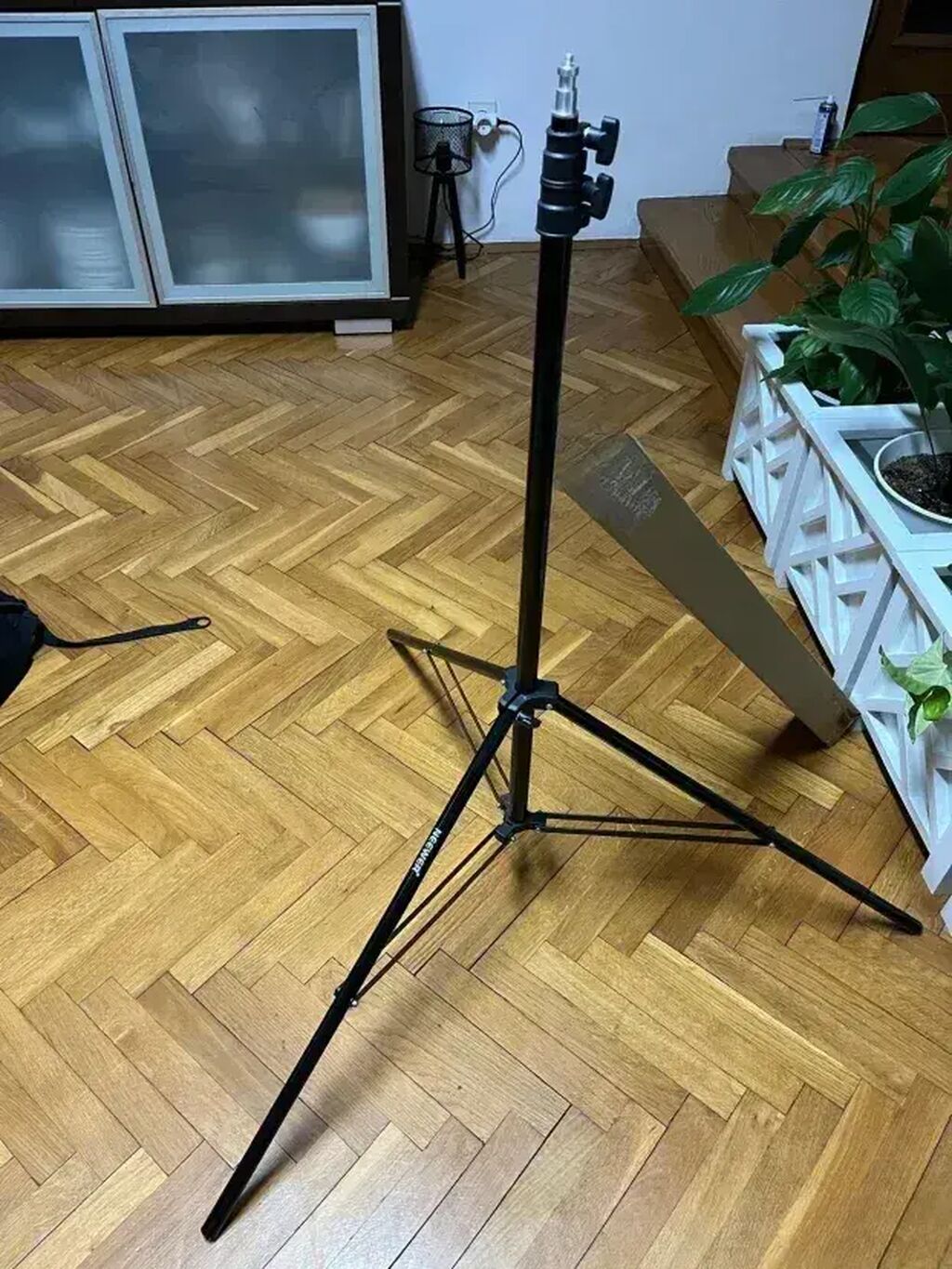 Stativ Tripod NEEWER; Visina: 9feet/260cm; Potpuno NOVO, neotpakovano!