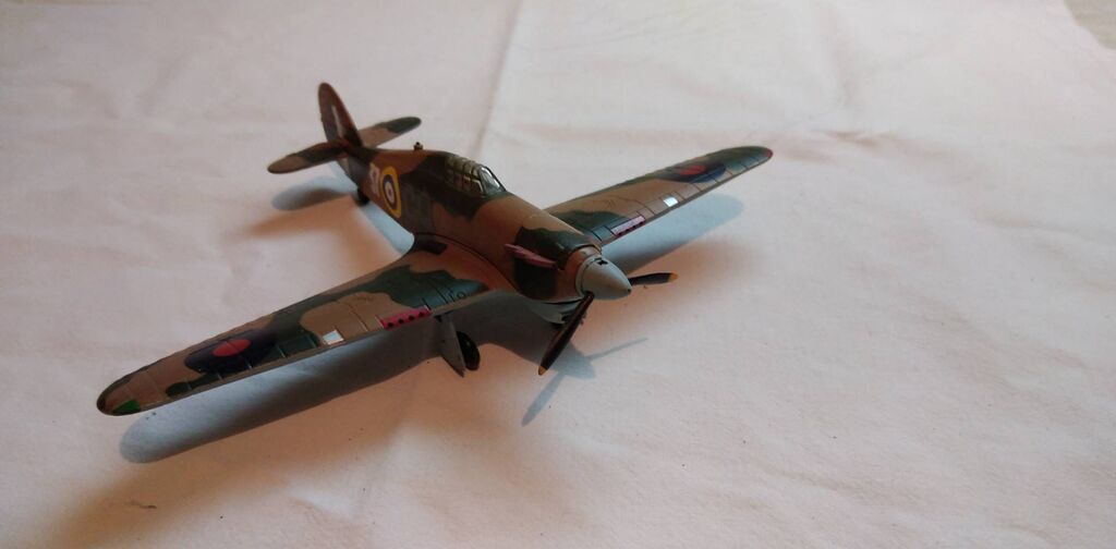 Avion Amercom Hawker Hurricane MkI Starter Set 1:72 postolje osteceno