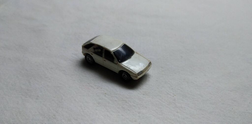 Autic Citroen oko 1:87 (3,2 cm.) dosta zabrljan