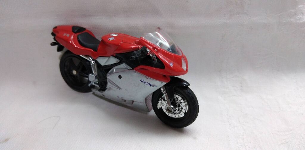 Burago motor MV Agusta F4 RR 1:18 slomljeni retrovizori,fali nogica