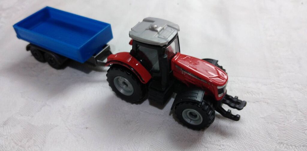 Majorette traktor Massey Ferguson 8737 sa prikolicom 14 cm. ocuvan