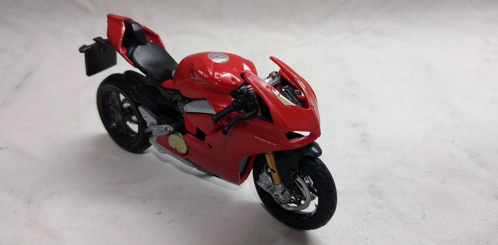 Motor Burago Ducati Panigale V4 Kina, fali staklo i