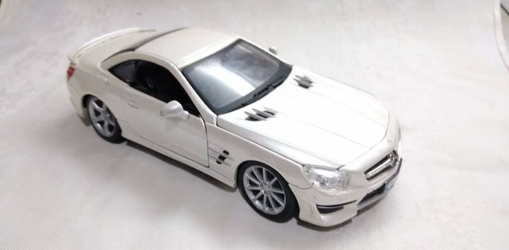Burago Mercedes Benz SL 65 AMG,1:24. 2 točka nisu original,a 1 se