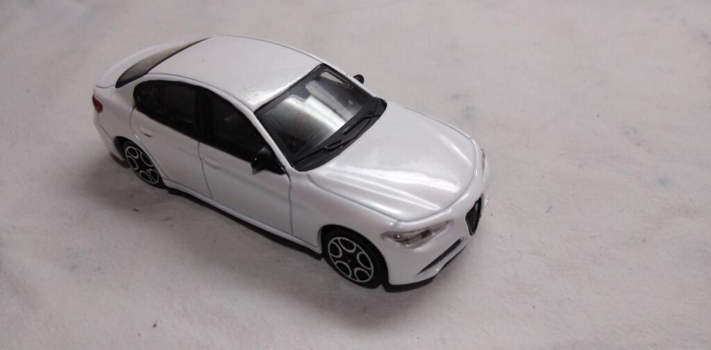 Burago Alfa Giulia, 1:43 China ocuvan