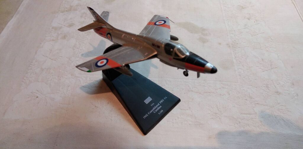 Avion Hawker Hunter T7 sve je original,slomljen gornji deo nosaca
