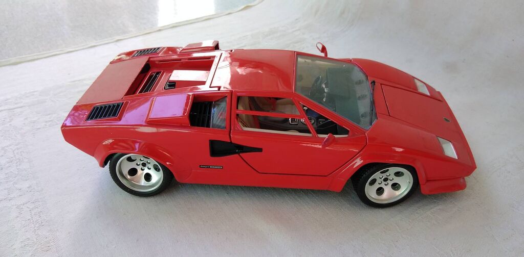 Burago Lamborghini Contach 1:18fali spojler i z.hauba(stavljena