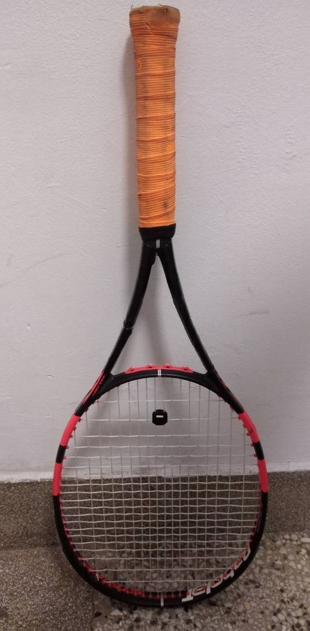 Tenis reket Babolat 339 gr. malo naprsao, moze se koristiti