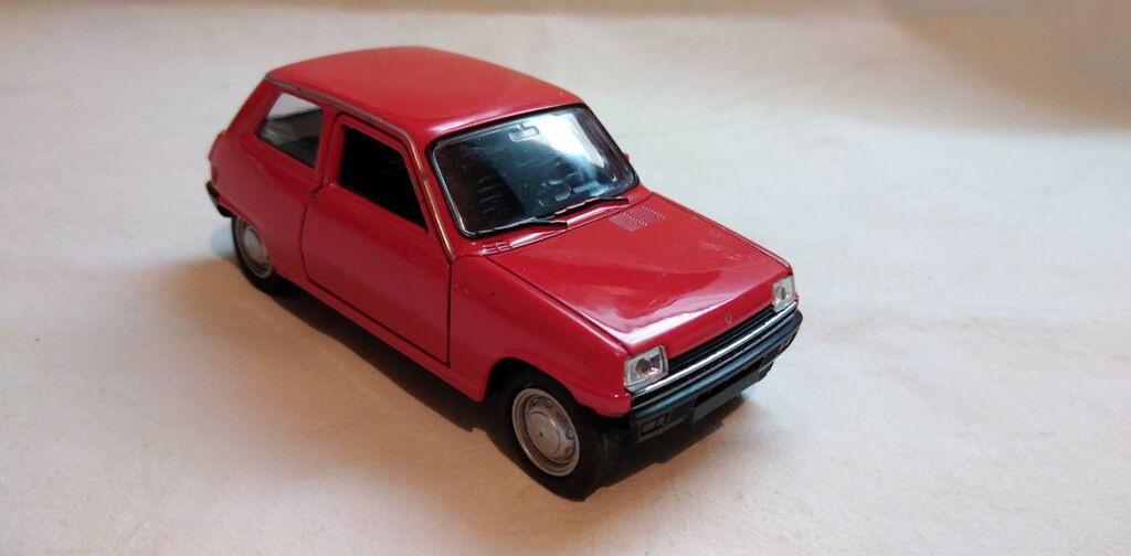 Welly Renault 5, oko 1:32(11 cm. )slomljen mali deo branika