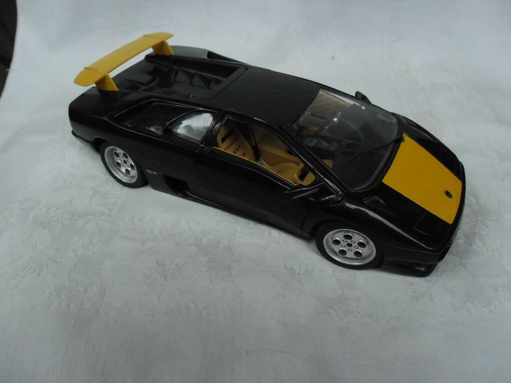 Burago Lamborghini Diablo 1/18 Italy,p.hauba i spojler nisu originalne