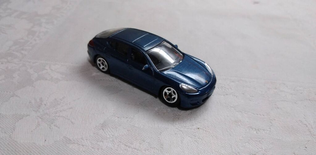 Realtoy Porsche Panamera oko 1:55( 8 cm. ) ocuvan kao nov