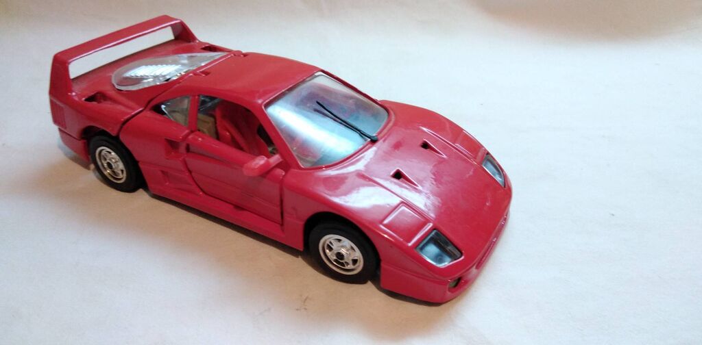 Autic Ferrari F40 razmera 1:241 tocak nije original.,slomljen