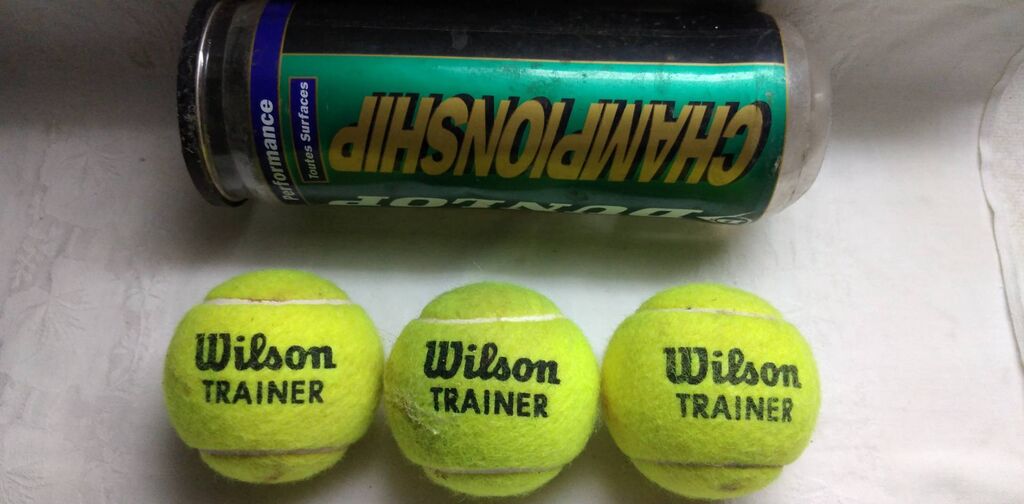 Loptice 3 originalne Wilson Trainer, ocuvane i tvrde, na svakoj se