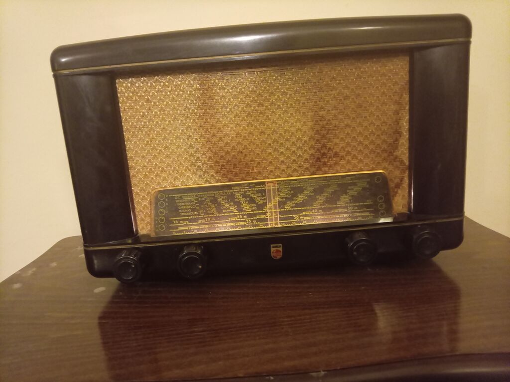 Vintage lampni radio aparat (stojeći model) sa bakelitnim kućištem i