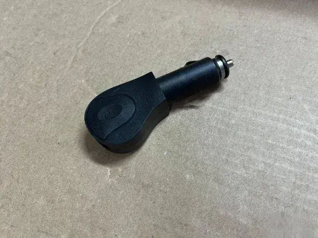 USB Adapter Punjač sa konektorom za upaljač za ciggarete; Input: DC