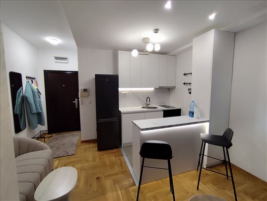 Đeram pijaca, renoviran, dvorišno okrenut, ID24981