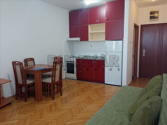 Izdaje se garsonjera 28m2 kod oš Vožda Karađorđa