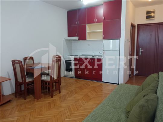 Izdaje se garsonjera 28m2 kod oš Vožda Karađorđa