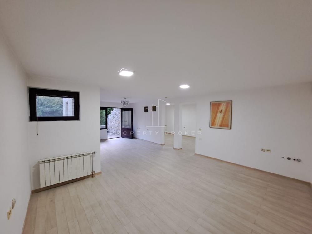 Blizina Belog dvora, poslovni prostor, odmah useljiv ID#4188 900 €
