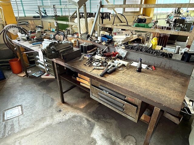 Radni sto sa sadržajem
Workbench with contents