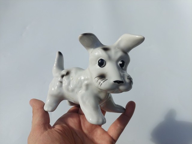 KUCA PRELEPA KERAMICKA FIGURA KAO NA SLIKAMA
