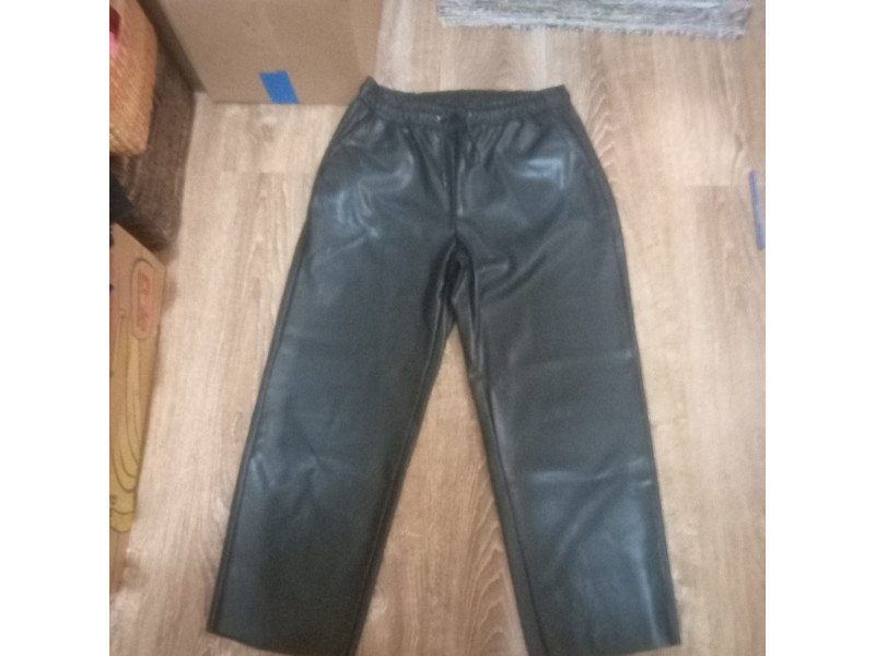 STRADIVARIUS SAVRSENE KOZNE PANTALONE VEL M